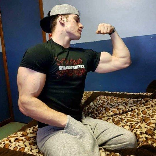 Showing off his bicep | Scrolller