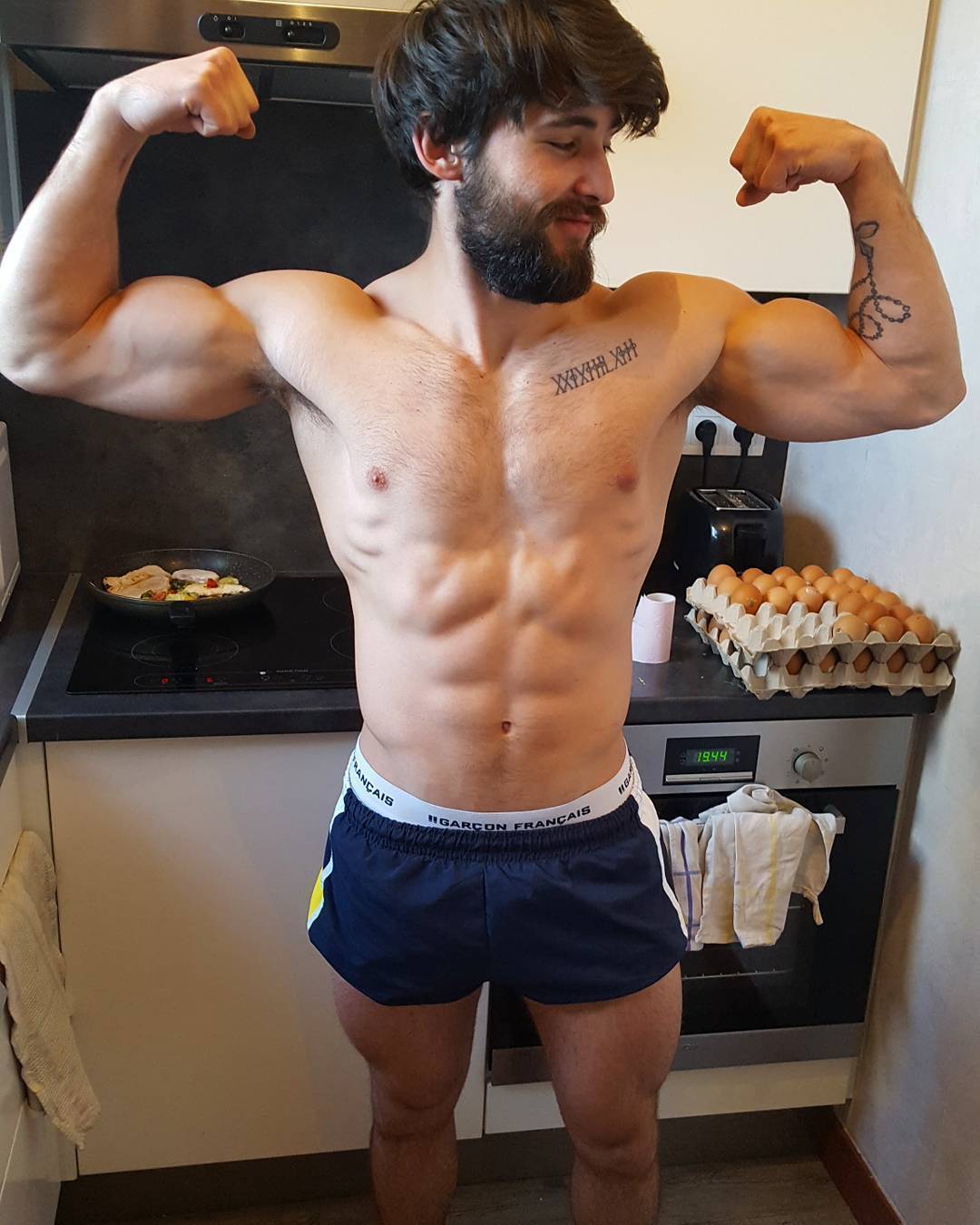 Showing off his guns in the kitchen | Scrolller