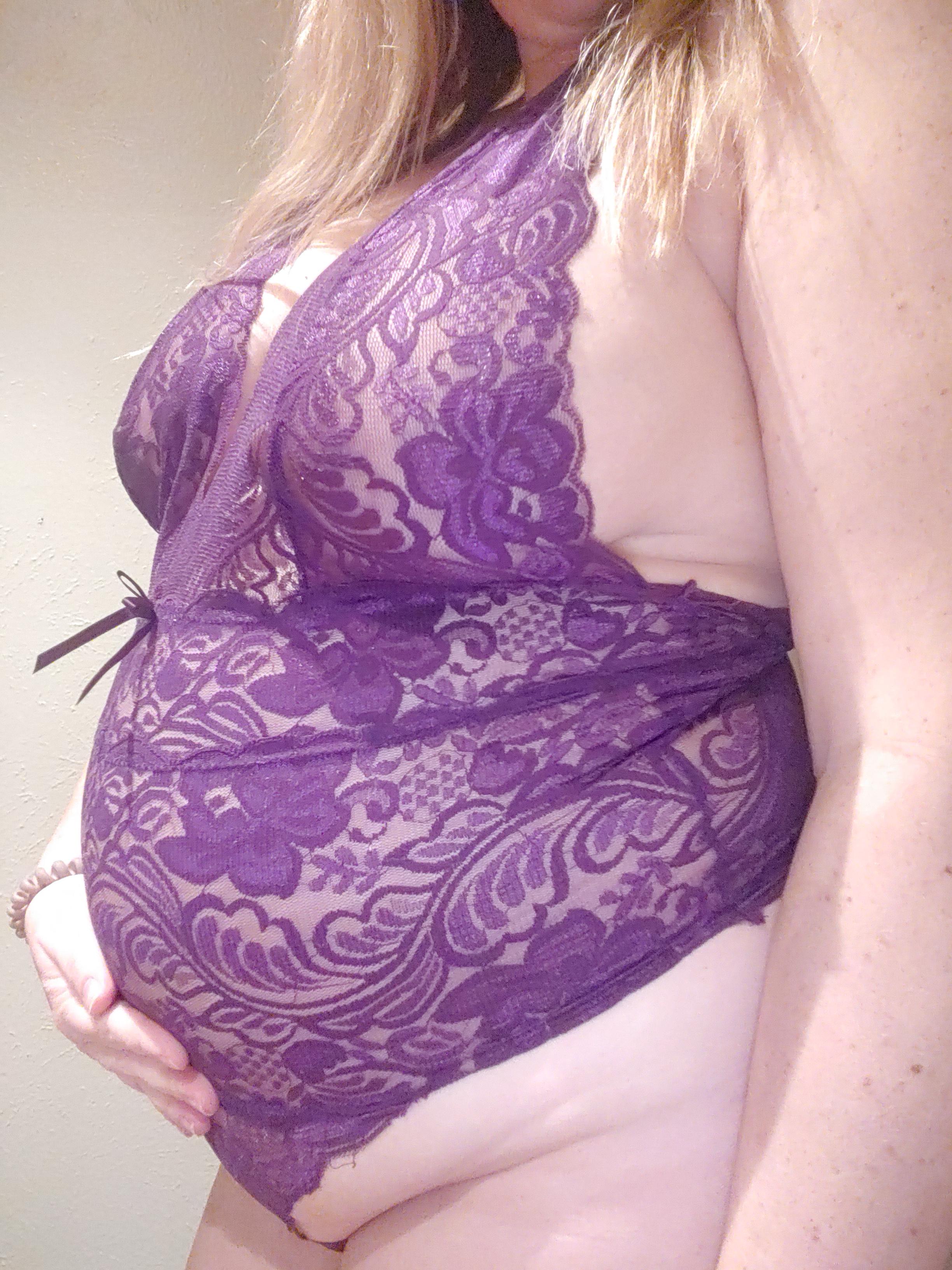 Side boob and baby bump. Growth of pregnancy 🤰🏼 (oc) | Scrolller