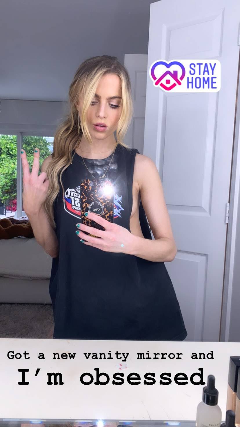 Sideboob 3 | Scrolller