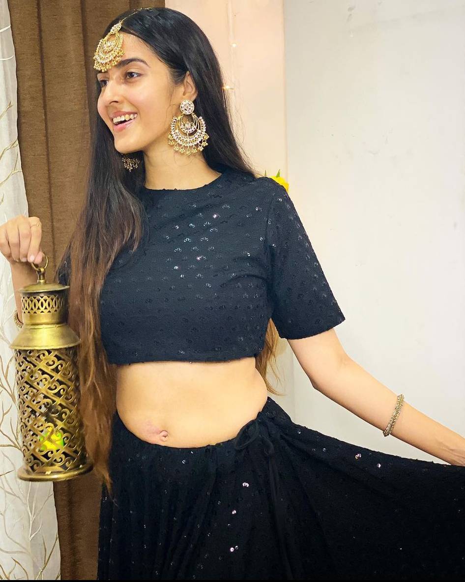 Simrat Kaur navel in black lehenga | Scrolller