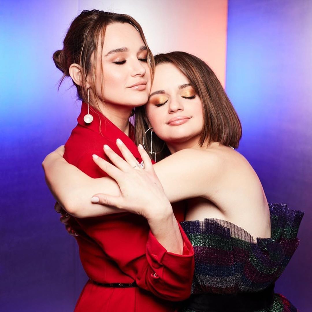 Sister hug | Scrolller