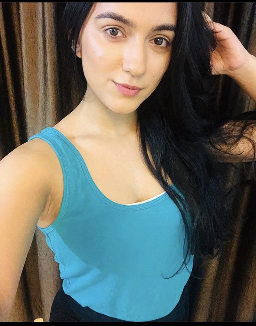 Sisters friend loves taking selfies 🤤🤤💦 Kya karoge ?💦💦 Muh pe udao🤤 Upvote and comment for more ...