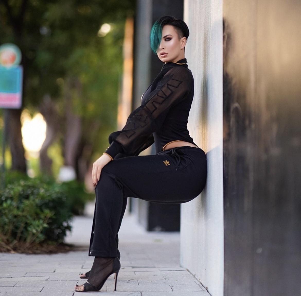 Sitting pretty🤤 | Scrolller