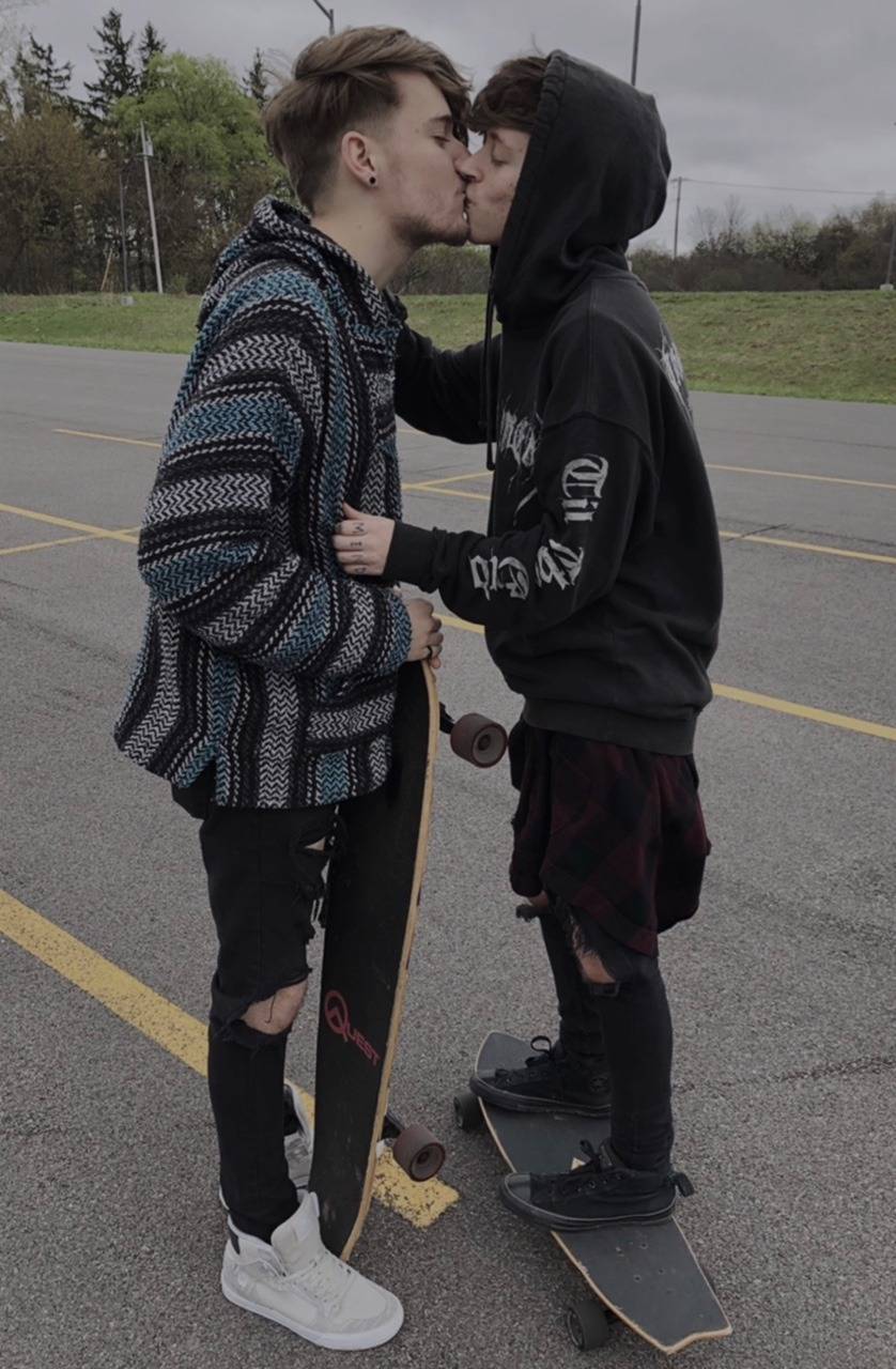 Skater Boys Kissin' | Scrolller