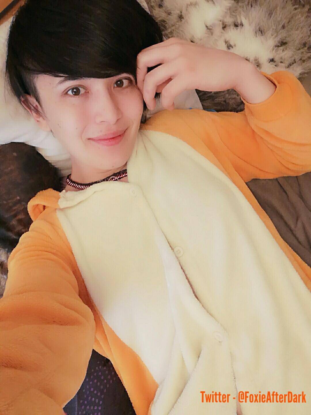 Sleepy Charmander 😴 pwease send hugs? | Scrolller