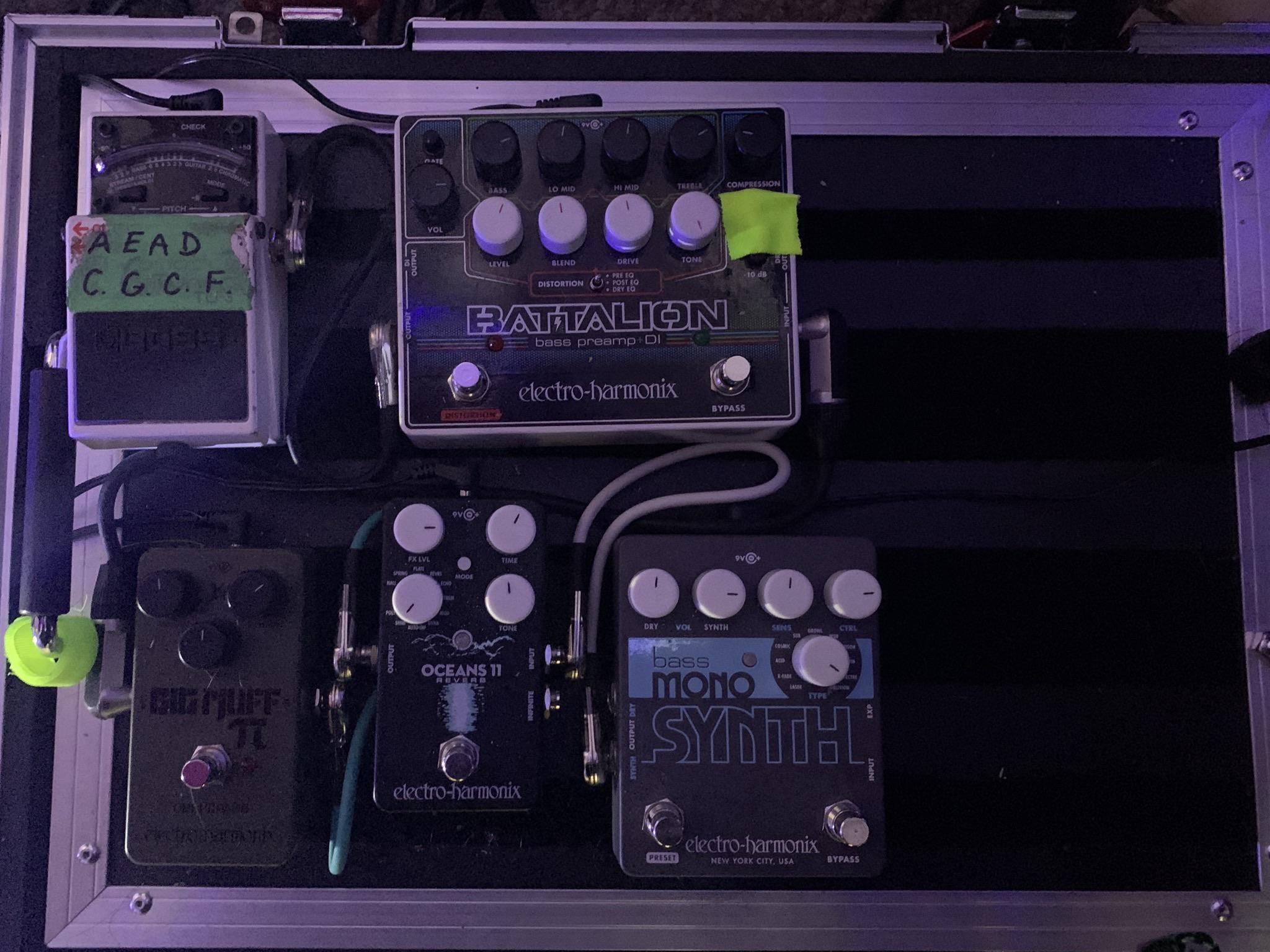 Small trippy pedalboard (miss the volume pedal) | Scrolller