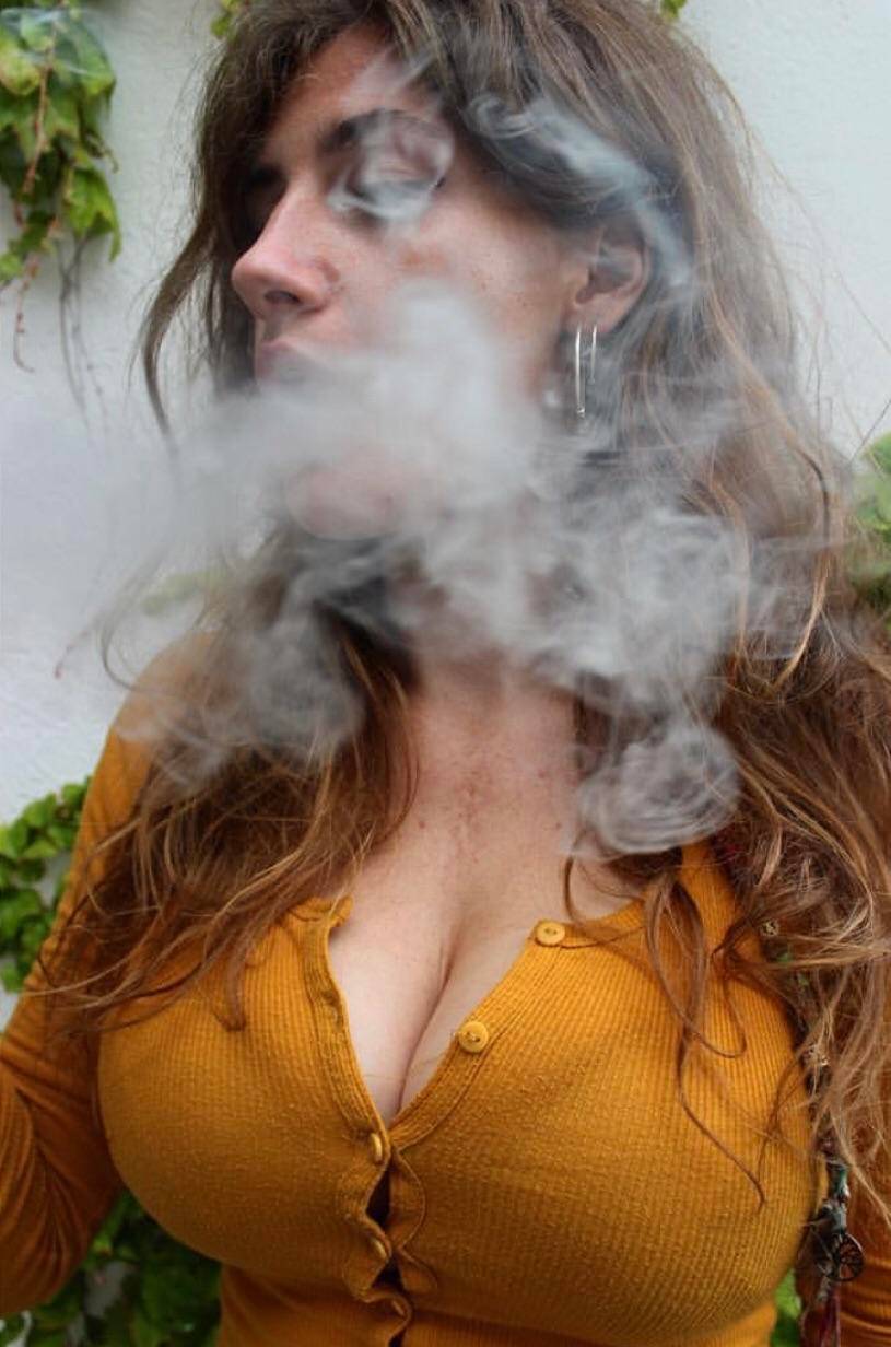Smokey cleavage | Scrolller