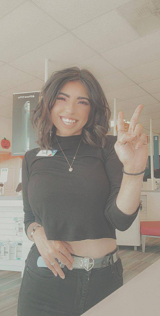 💛 sneaking work selfies [25 F] 💛 | Scrolller