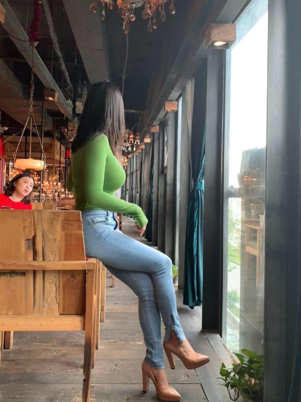 Sneaky profile | Scrolller