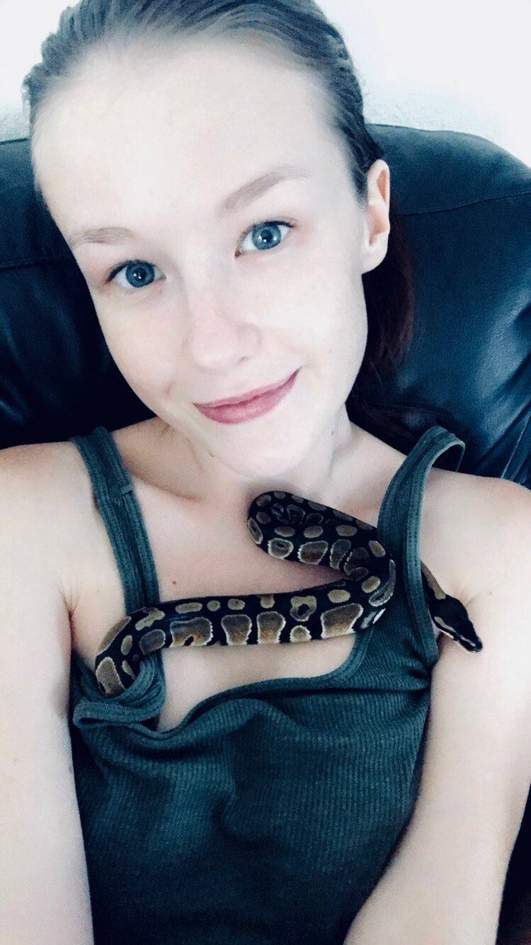 Snek snuggles | Scrolller