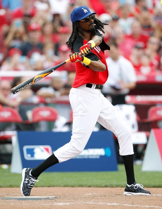 Snoop Dogg bats at the All-Star Legends and Celebrity Softball Game [570 x 736] | Scrolller