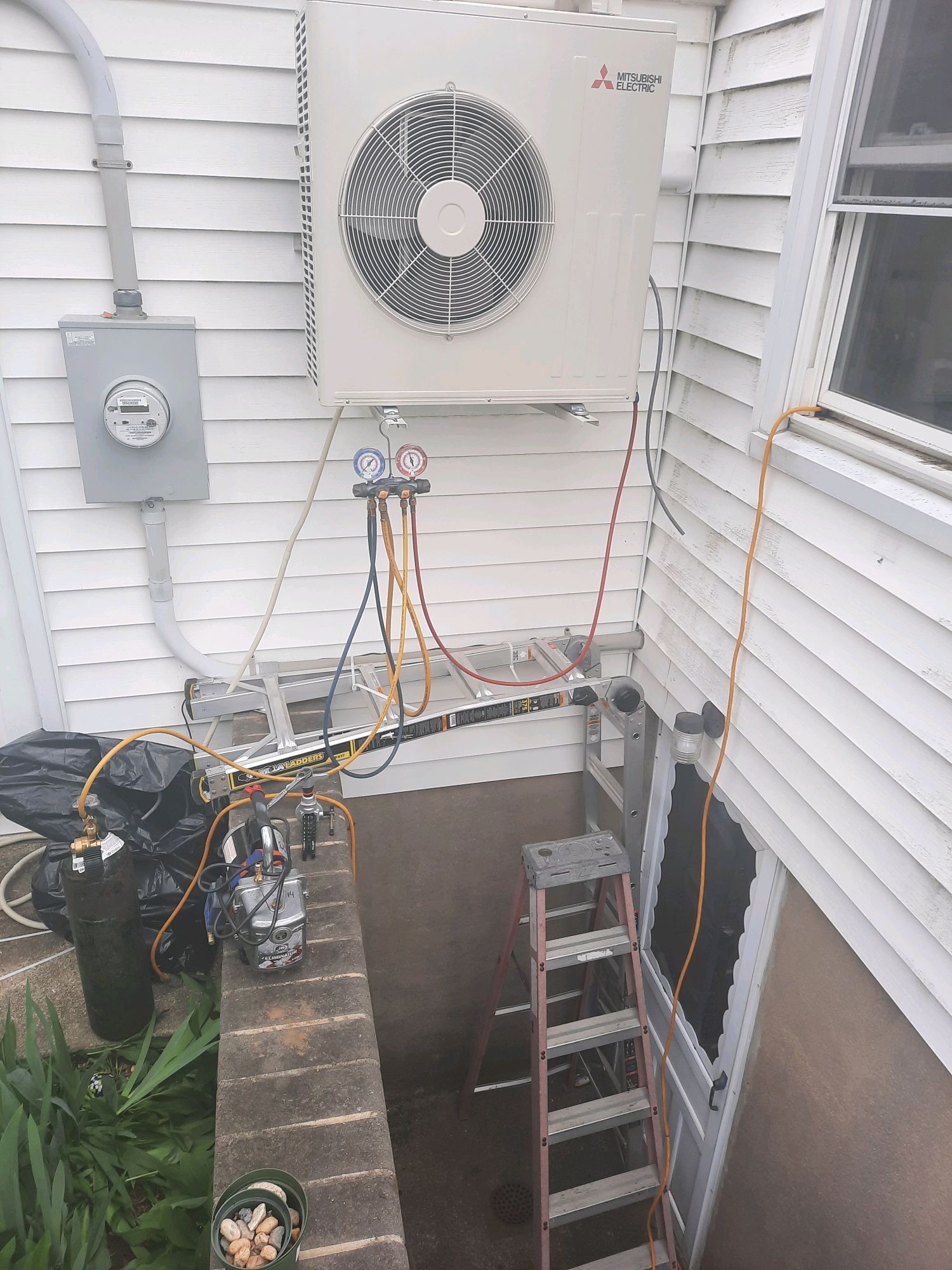 Some days you just have to make do. 2 guys 1 unit | Scrolller