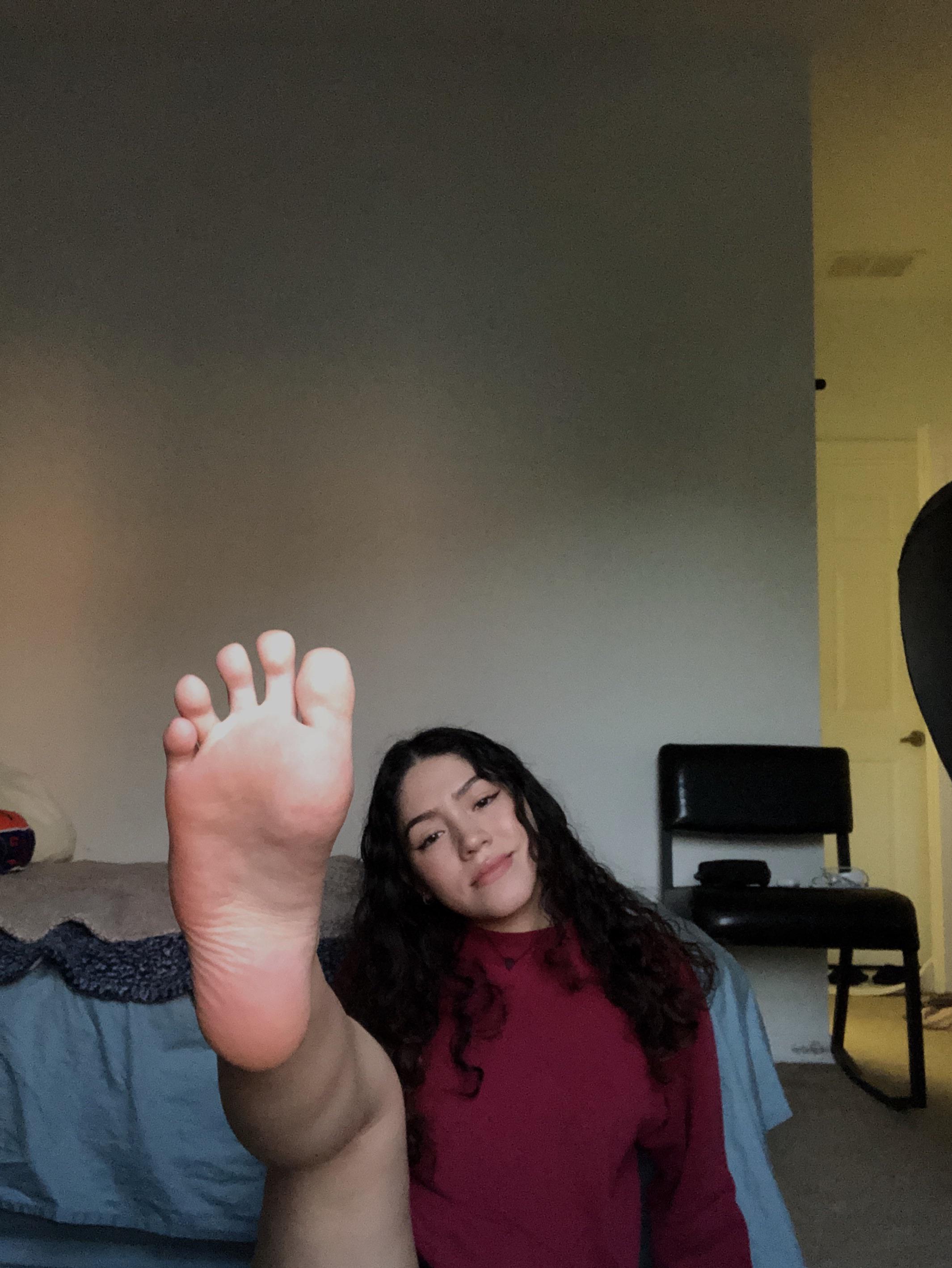 someone tickle my toes 🥺👉🏼👈🏻 dm me for more (; | Scrolller