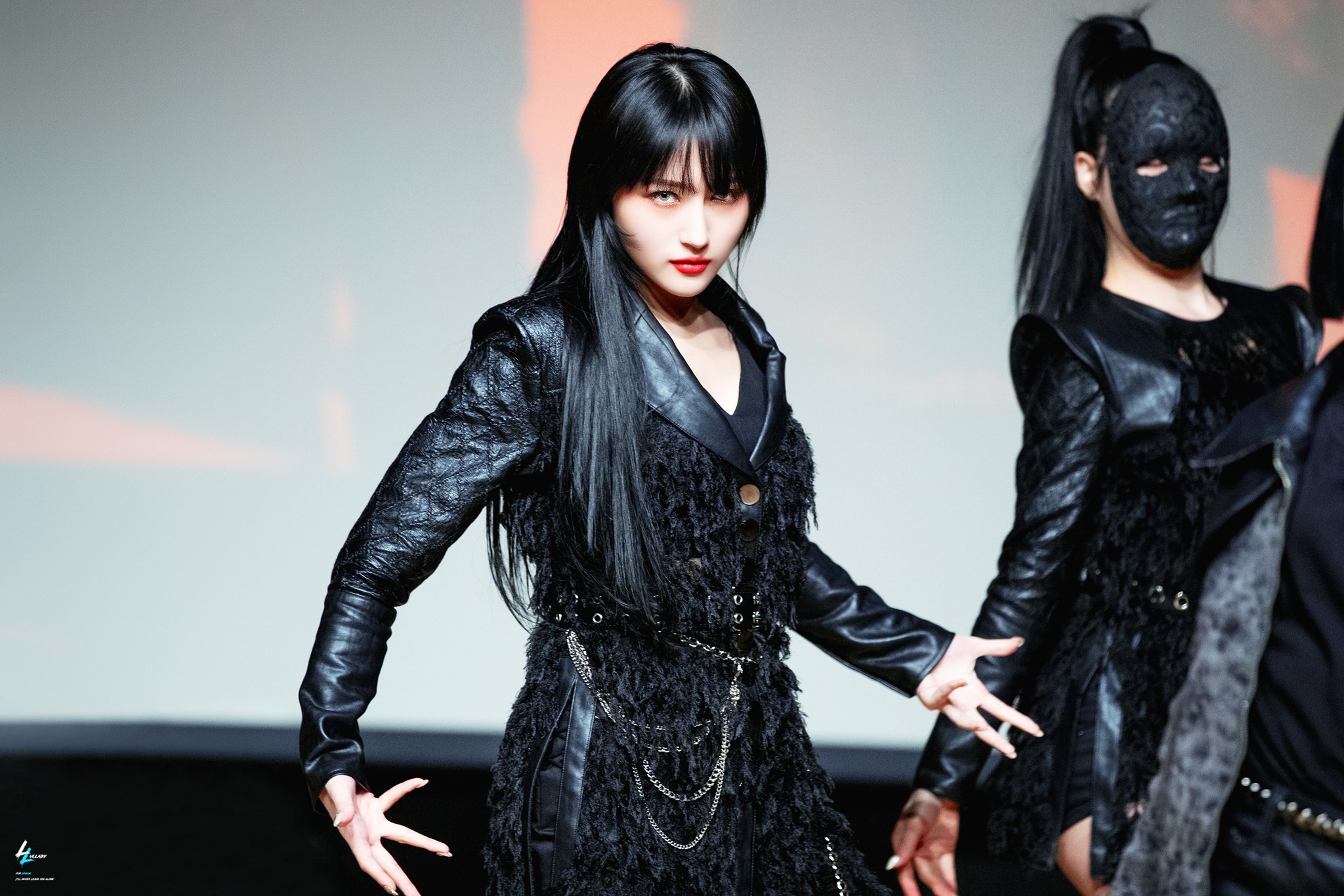 Sorceress Siyeon | Scrolller