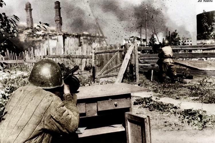 Soviet soldiers fighting in the suburbs of Stalingrad in September 1942. | Scrolller