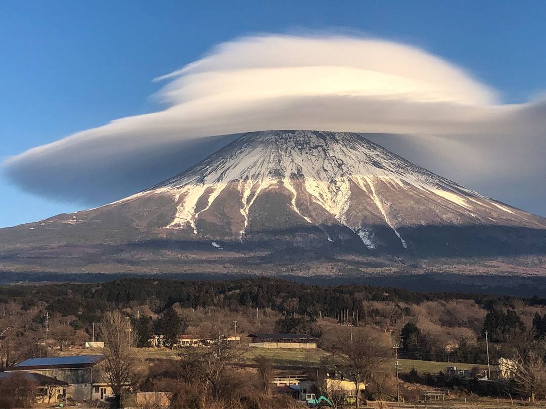 Spectacular lenticular cloud over Mount Errigal | Scrolller