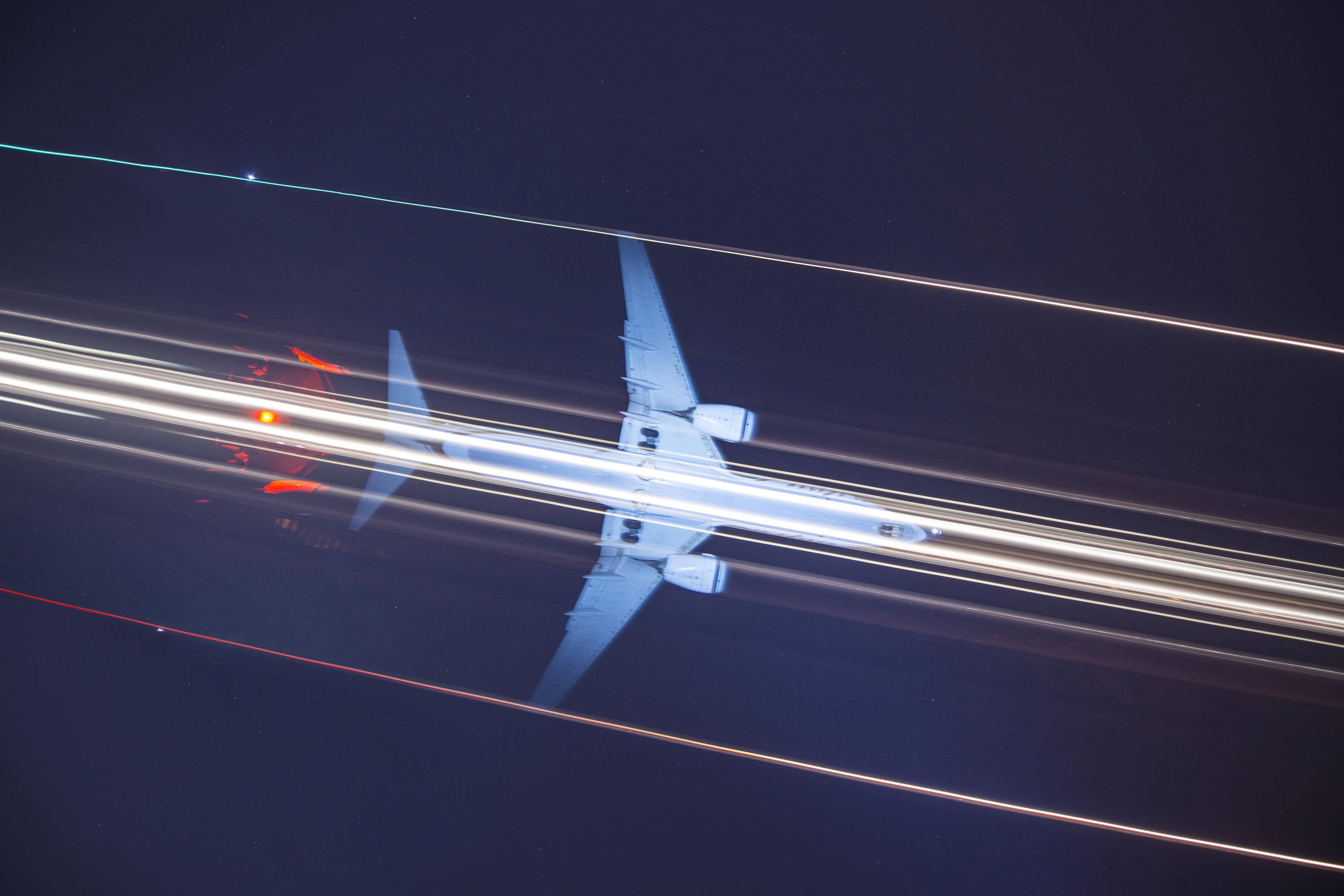 Speedlight freezing a passing plane, LAX [OC][3000X2000] | Scrolller