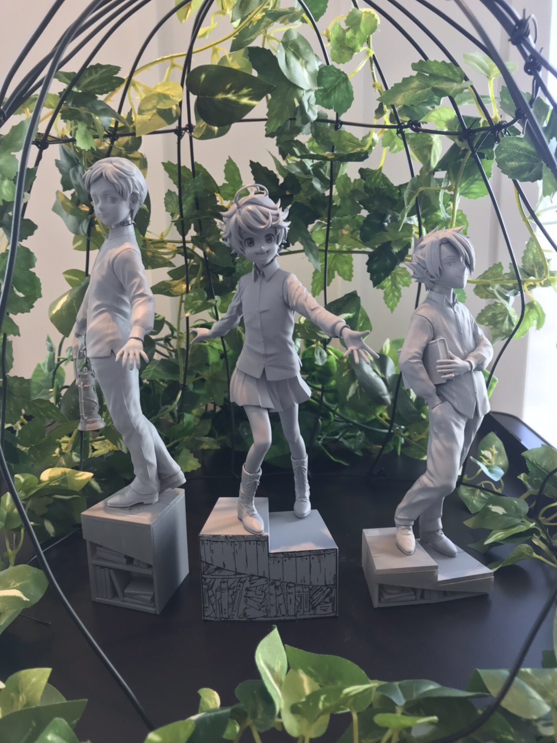 [SPOILERLESS] Figures of Emma, Ray and Norman! | Scrolller
