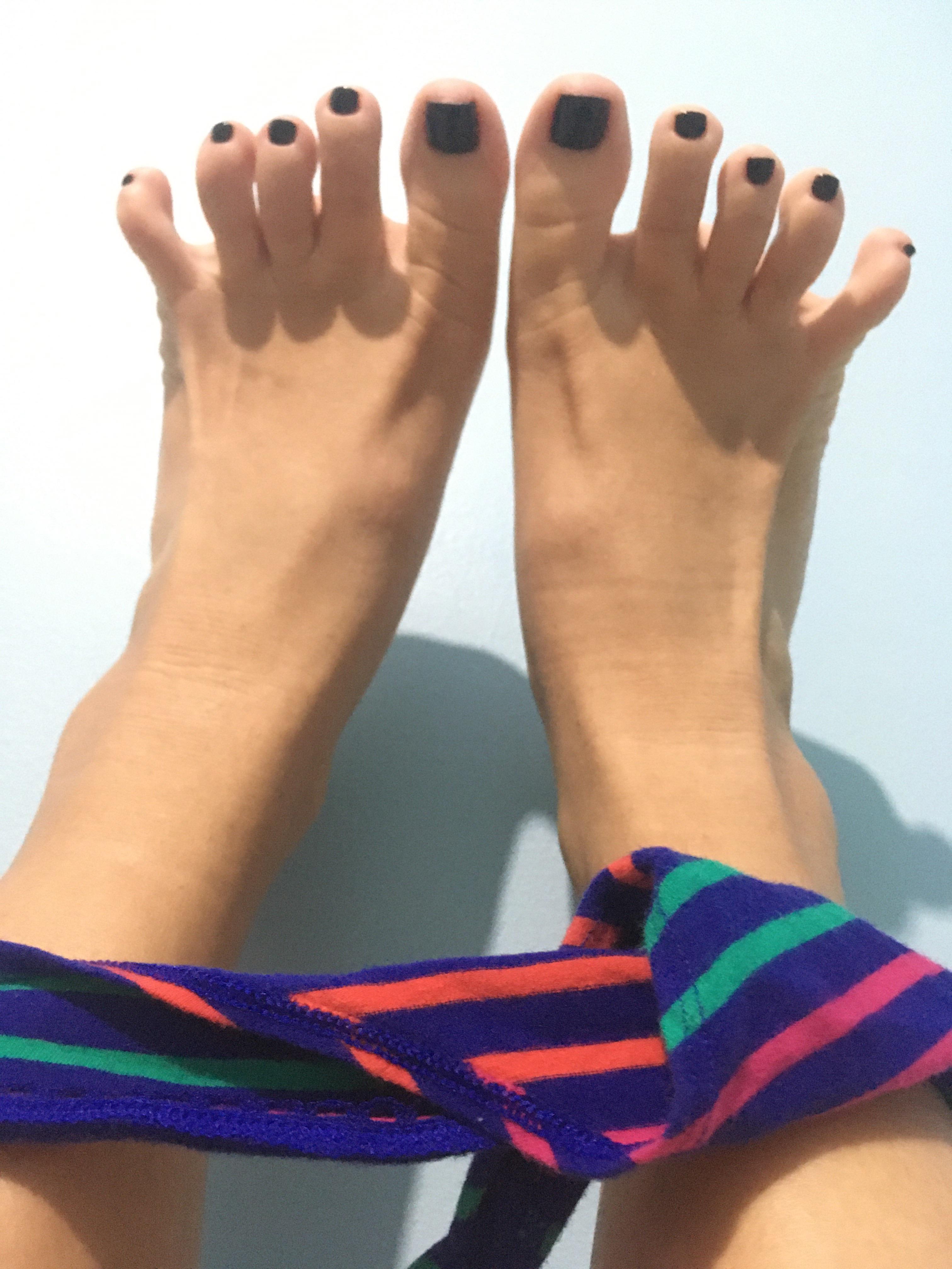Spreading my toes the way I spread my legs 🙃 | Scrolller
