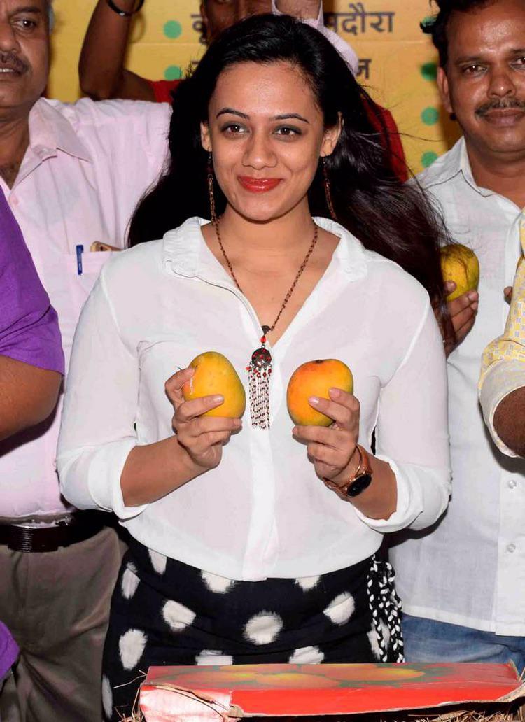 Spruha and Mangoes | Scrolller