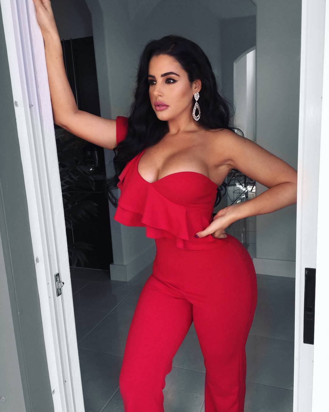 Stephanie Acevedo | Scrolller