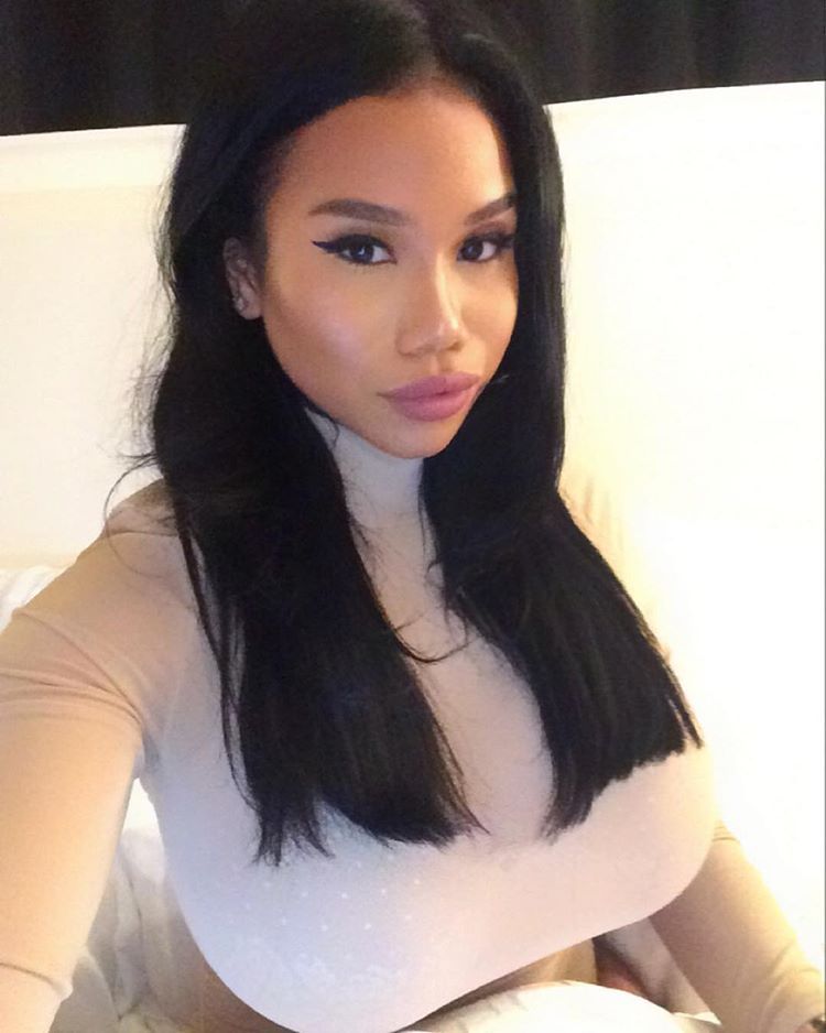 Stephanie Hills | Scrolller