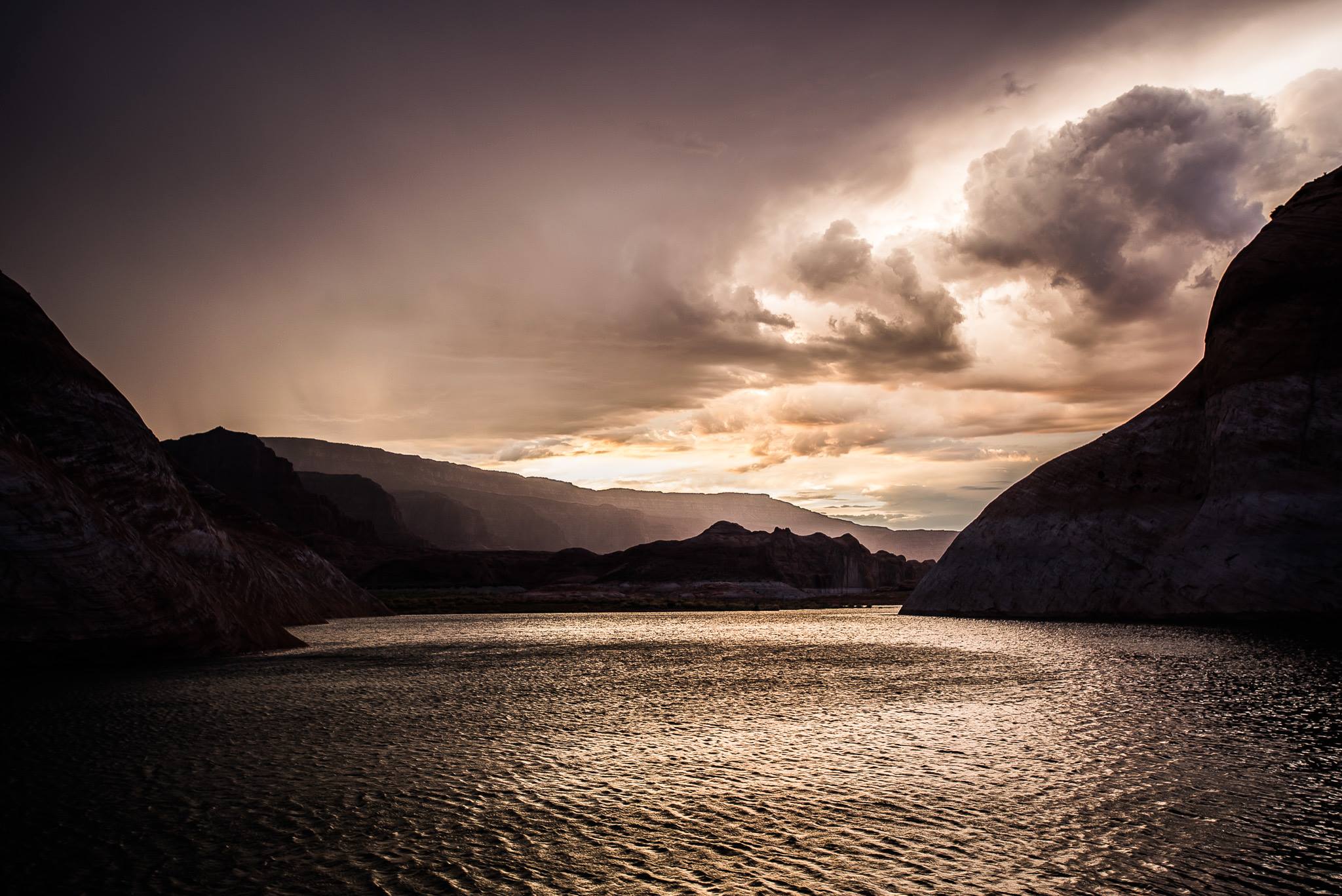 Storm rolling in at Lake Powell [2048x1367] [OC] | Scrolller