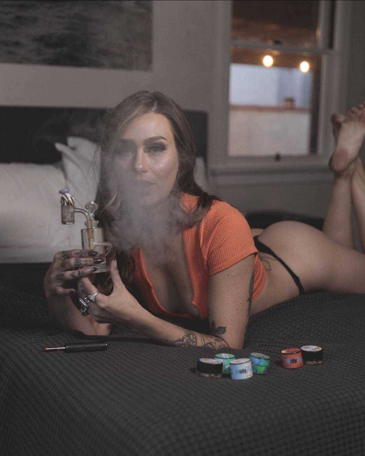 Stripping and smoking >>> | Scrolller
