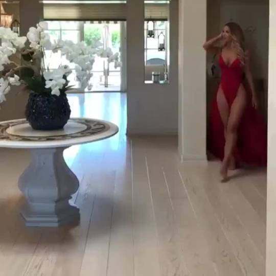 Strutting her stuff | Scrolller