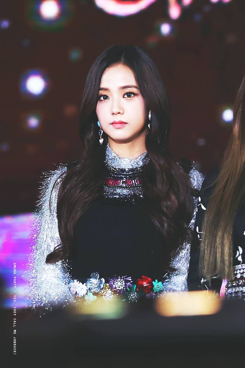 Stunning Festive Jisoo | Scrolller