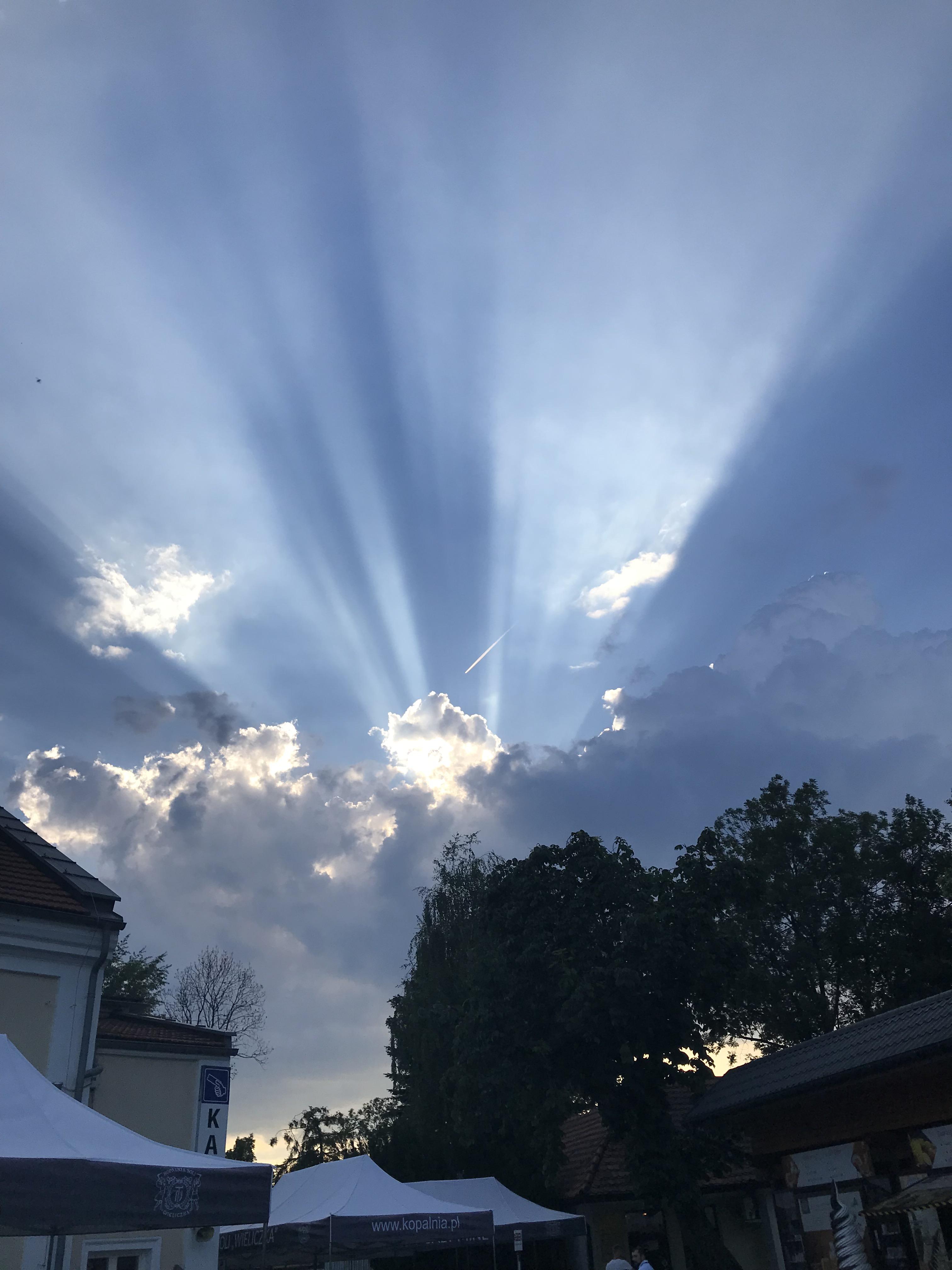 Stunning god rays | Scrolller Stunning god rays | Scrolller
