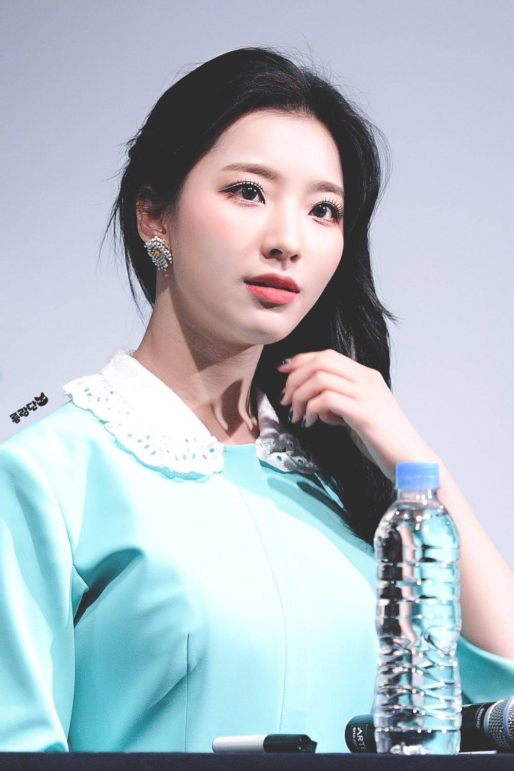 Stunning Saerom | Scrolller