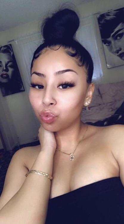 Such a hot MILF😍 | Scrolller