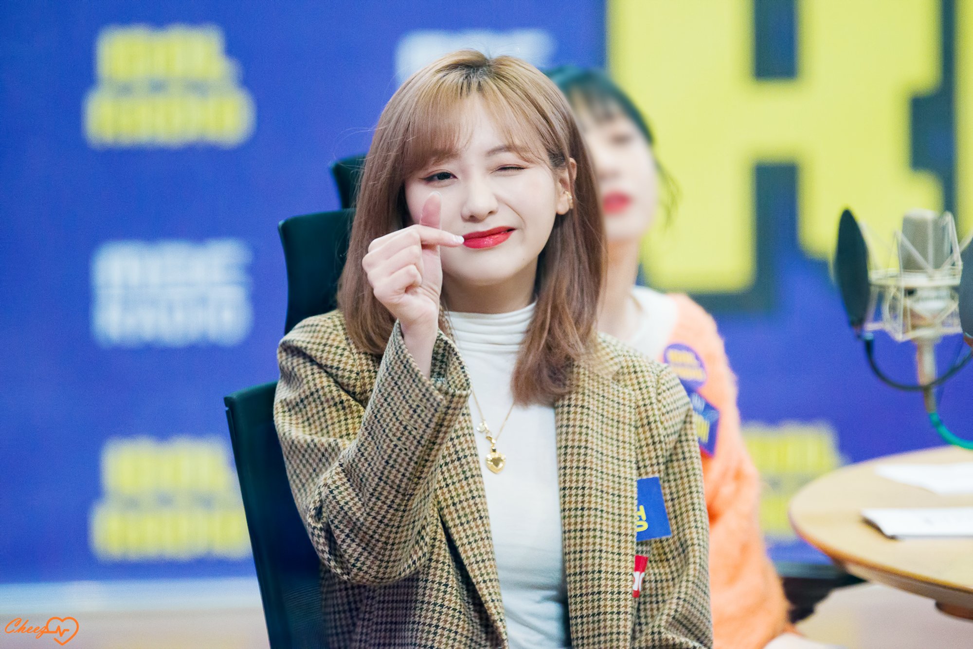 Sujeong finger-heart | Scrolller