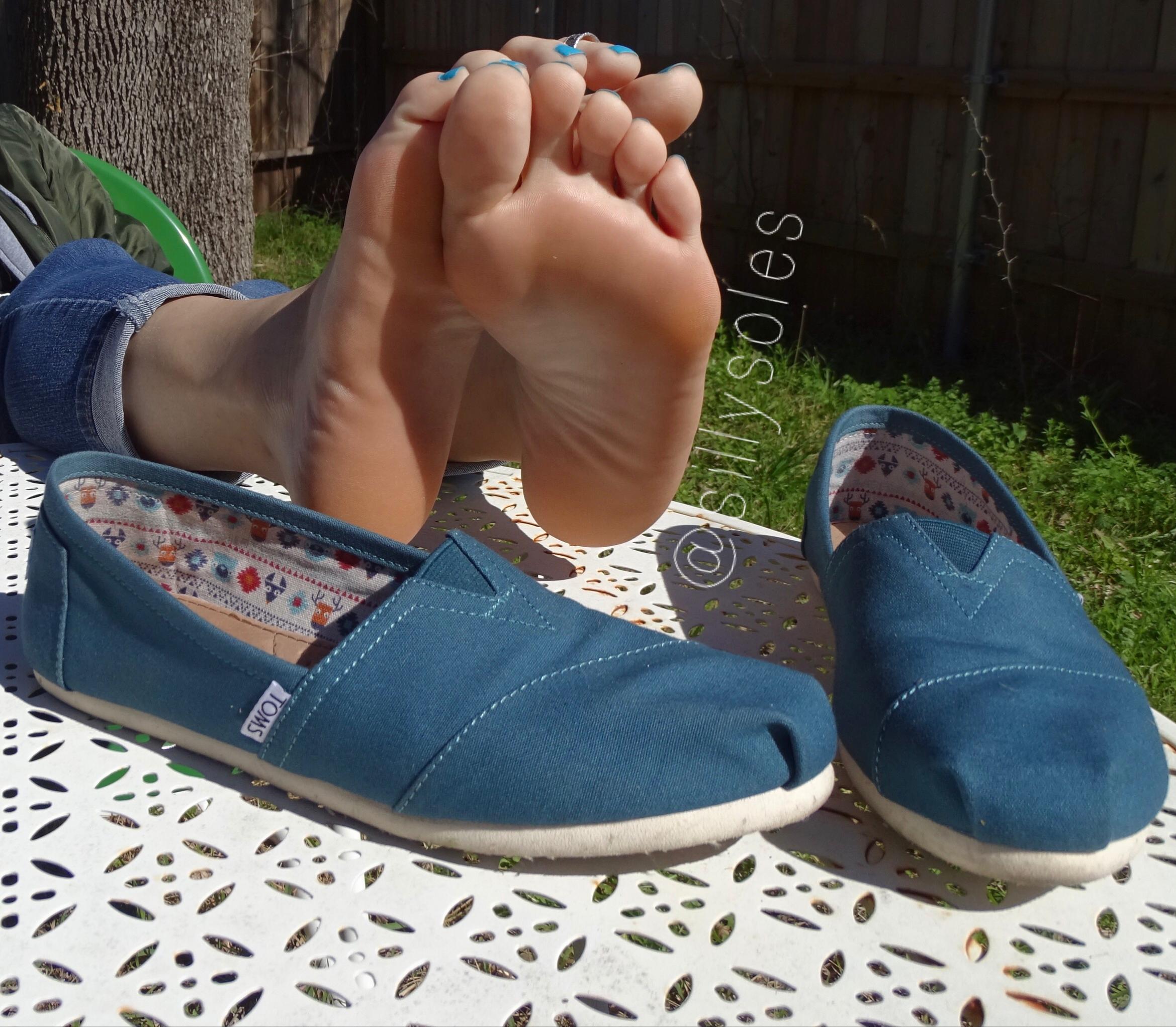 Sun and soles ☀️👣 summer can't come fast enough. @sillysoles on instagram for more 👣👑♥️ | Scrolller
