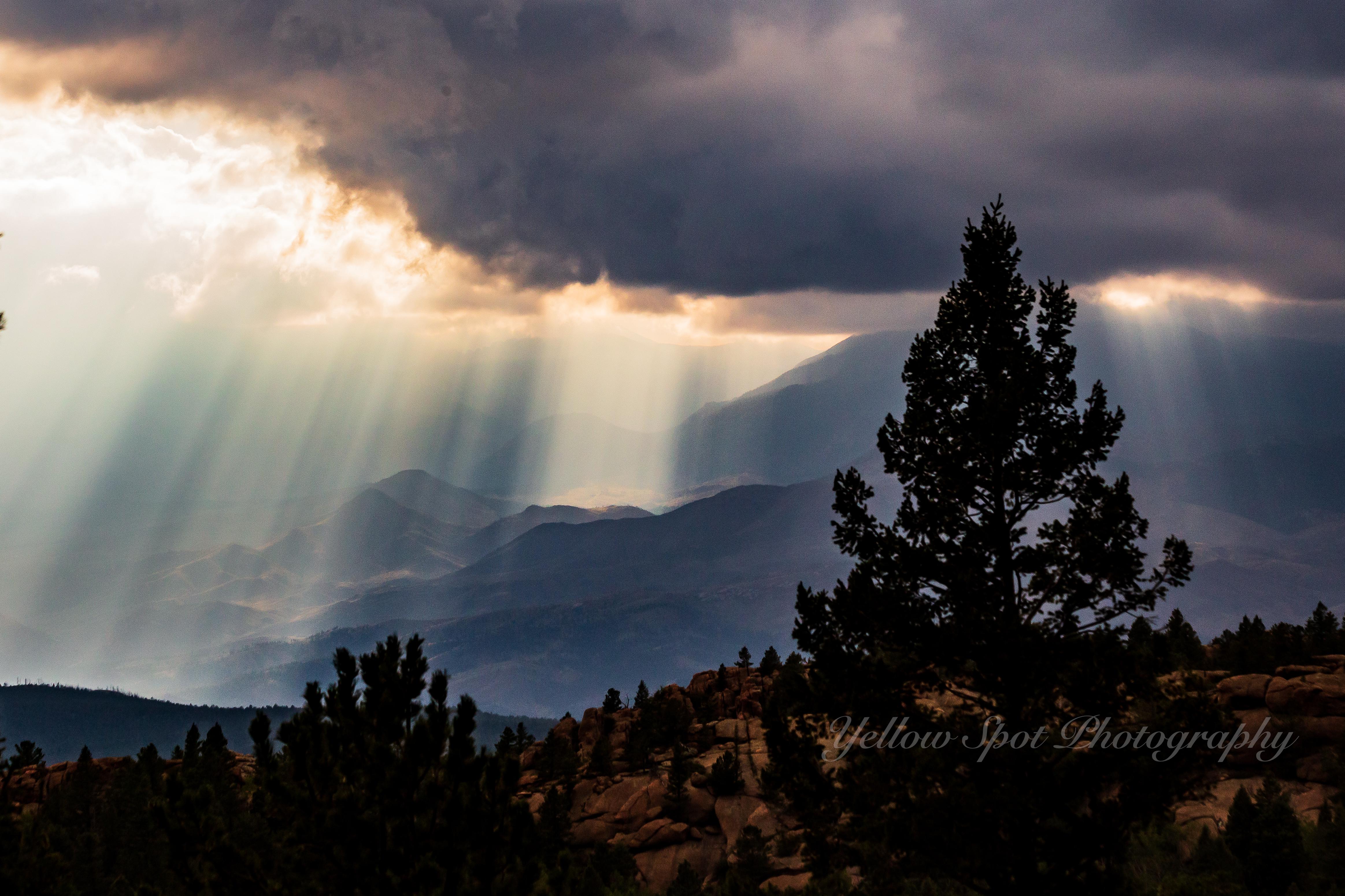 🔥 Sunbeams forcing their way through storm clouds [OC] | Scrolller