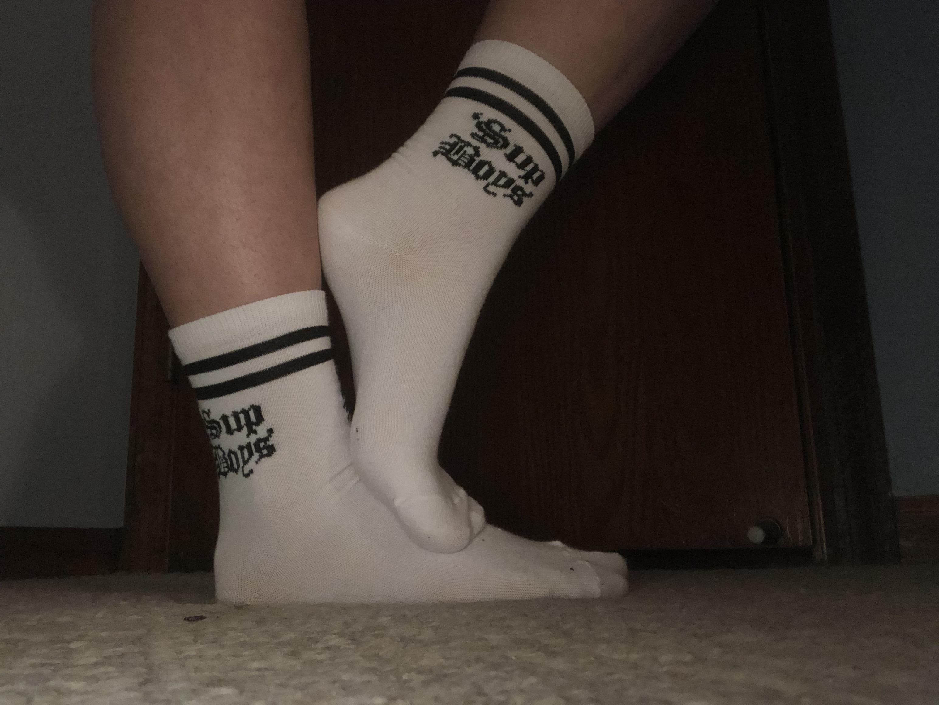Sup boys ️ love lounging in my cute white filthy socks 😋 Pm me💕 | Scrolller