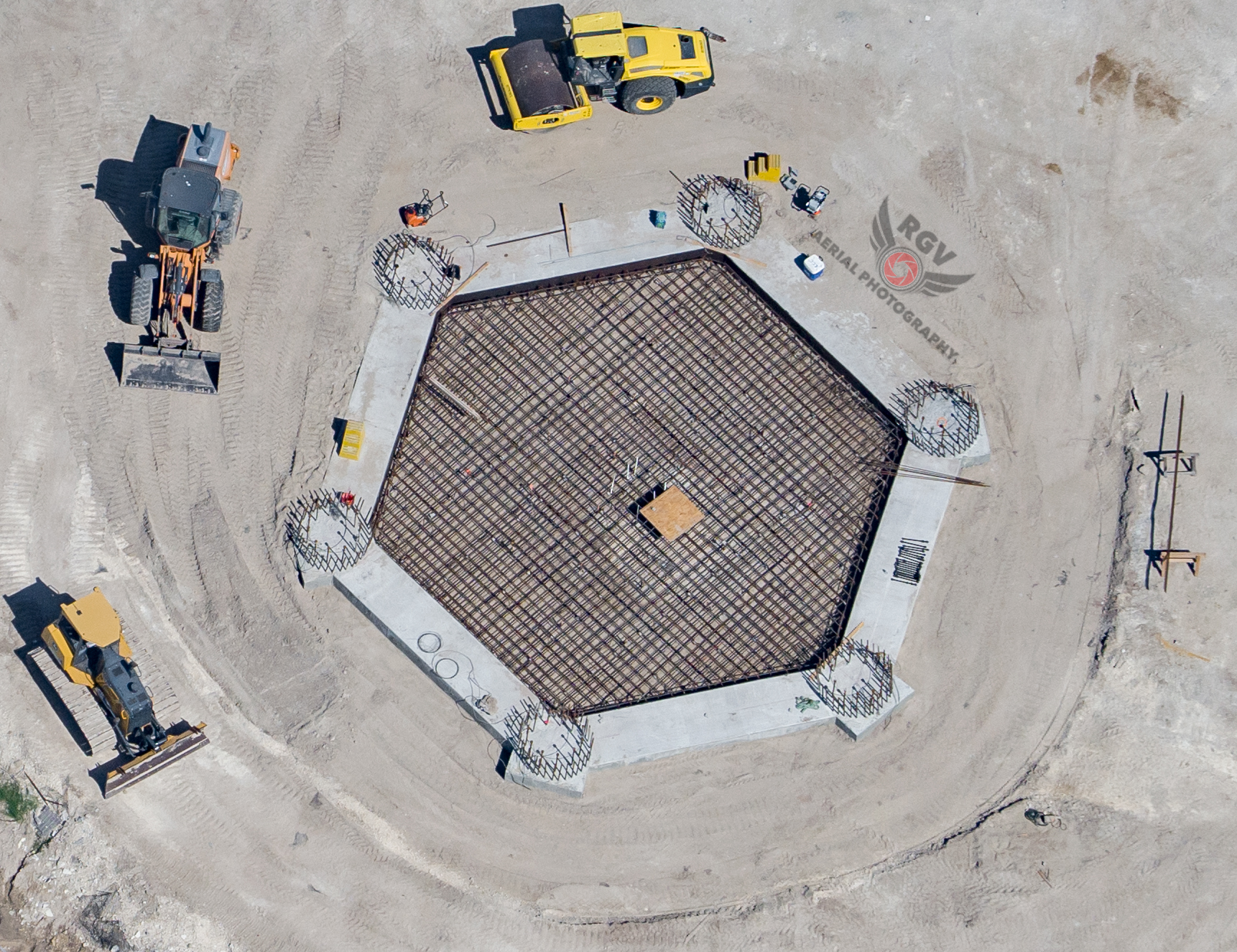 Super Heavy Launch Construction Site, Single drum roller for scale! 08/07 | Scrolller