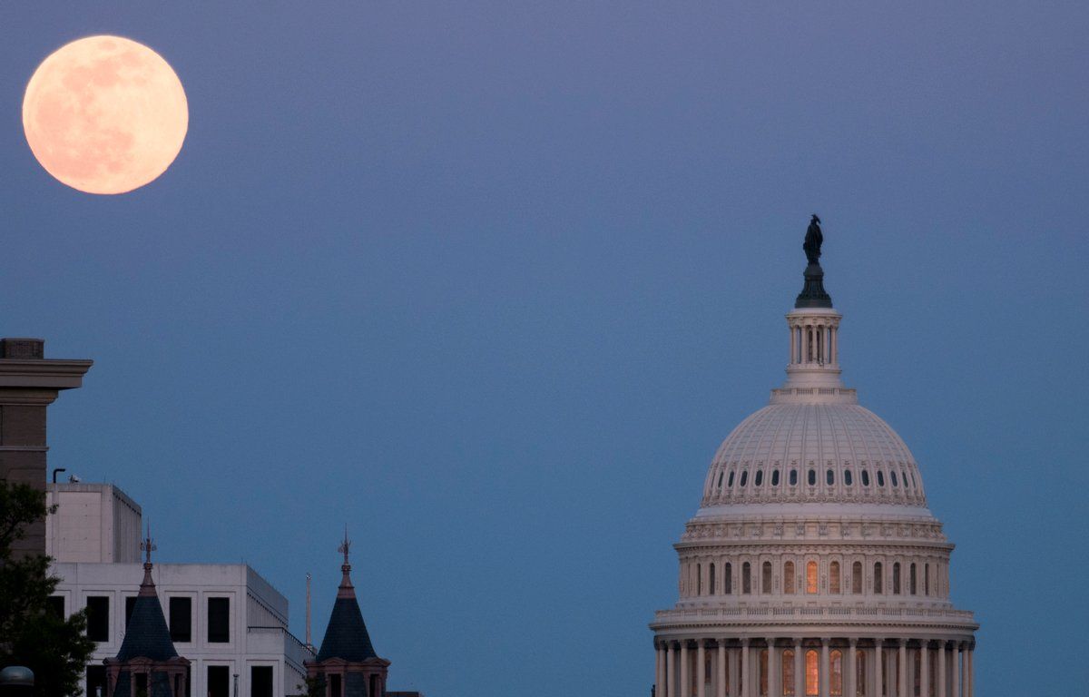 Super Moon Capitolio, US | Scrolller