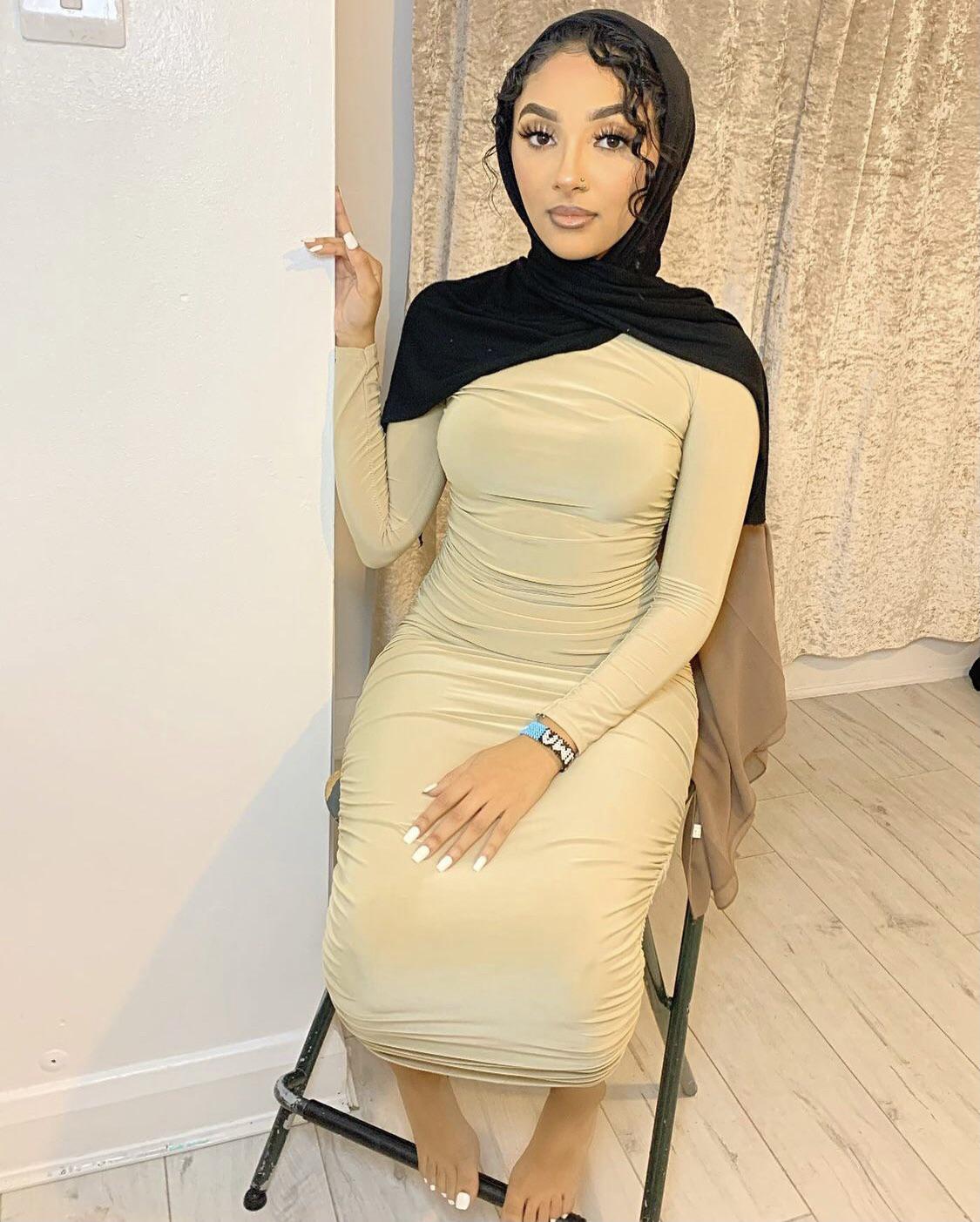 Beautiful feet, tight outfit, sexy hijabi | Scrolller