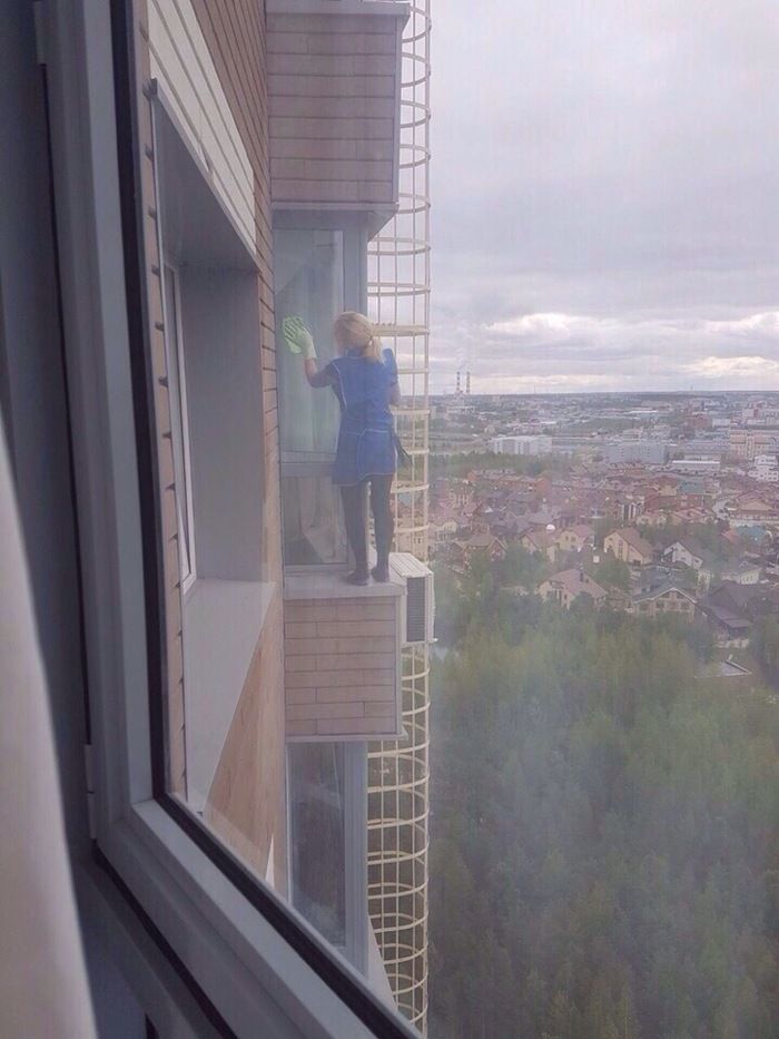 Surgurt, Russia. Woman is washing windows. Original post: https://pikabu.ru/story/_6688370 ...