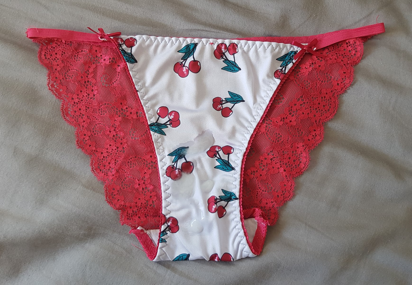 Sweet cherries with extra cream | Scrolller