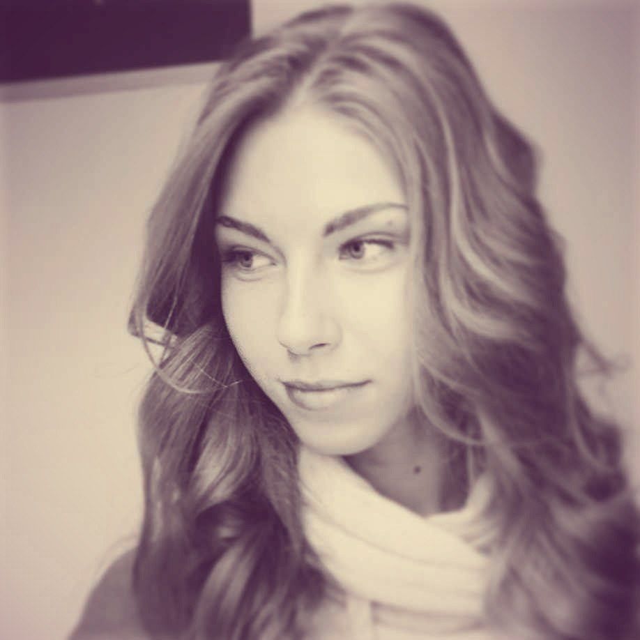 Take a second between two strokes to admire her beautiful smile | Scrolller