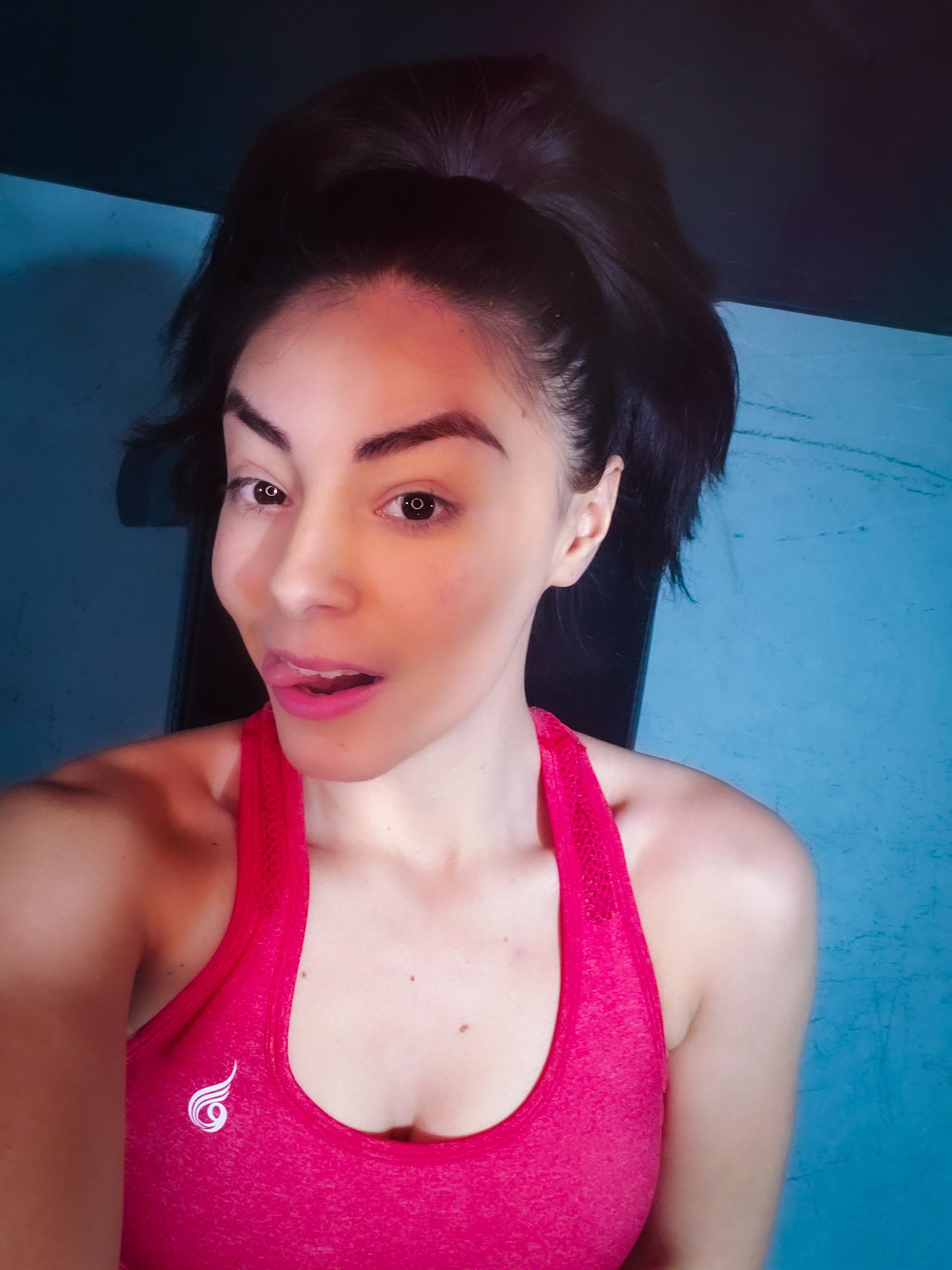 Taking a quick selfie break 💪🏻😏 | Scrolller