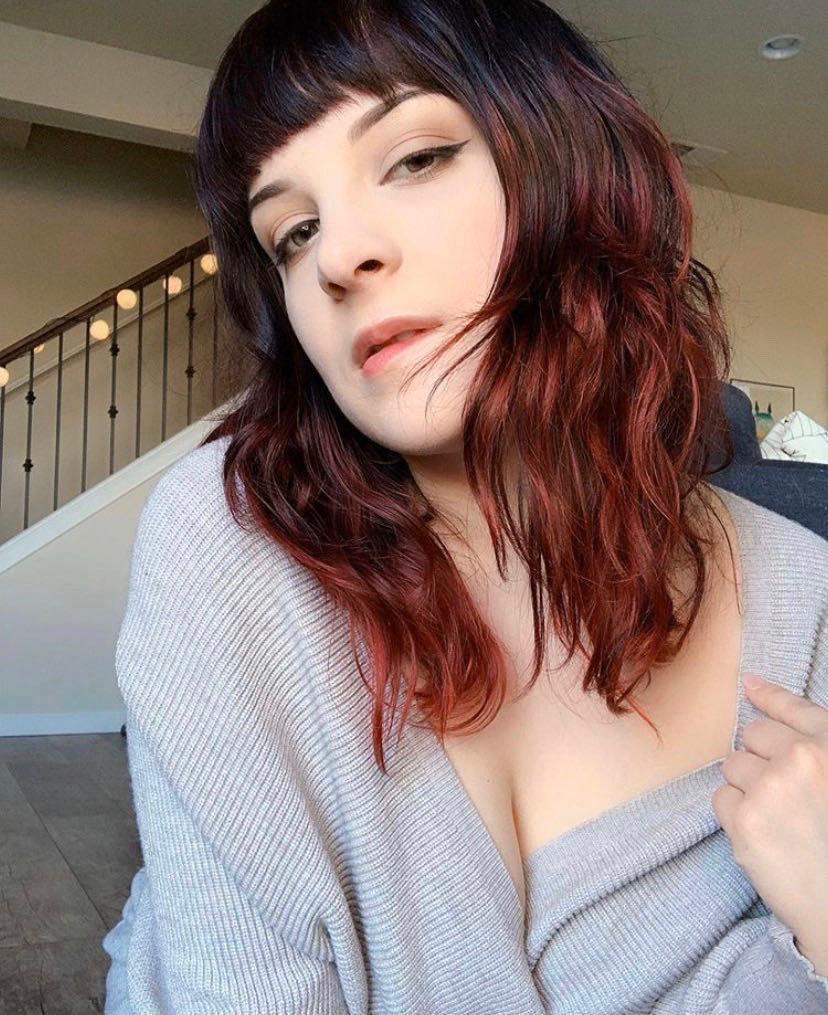 Taking over this girl’s body was so easy~ after a while of her resisting, I finally gained ...