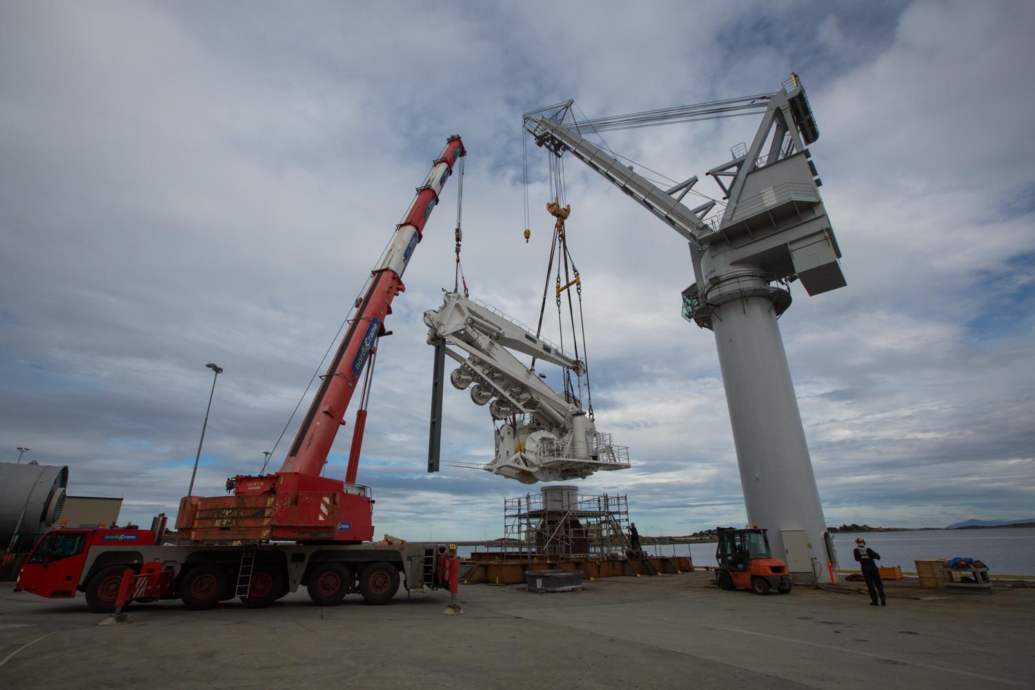Tandem lift at work lifting a crane with our crane and a Terex AC200-1 | Scrolller
