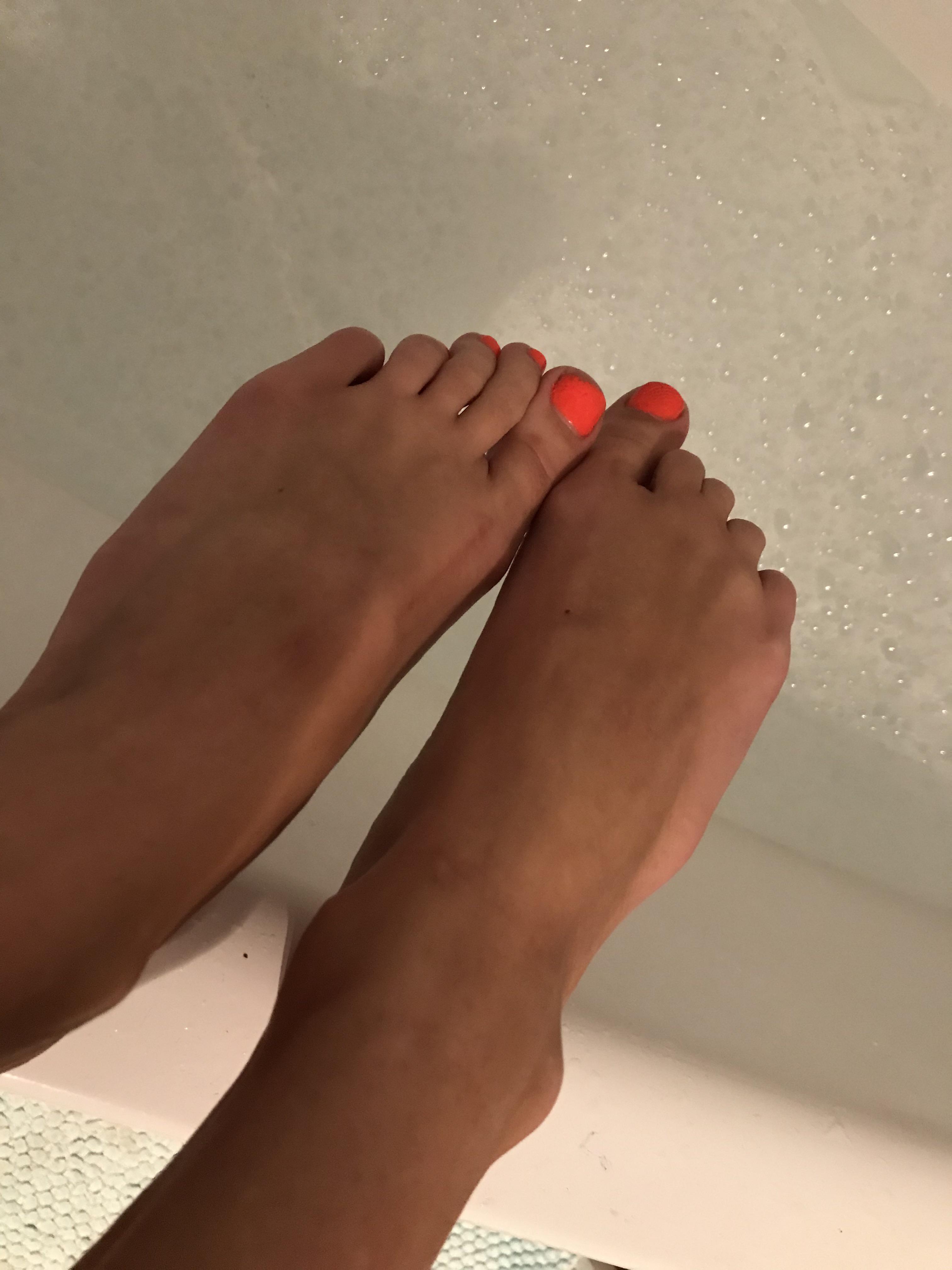Tanned toes 😋 | Scrolller