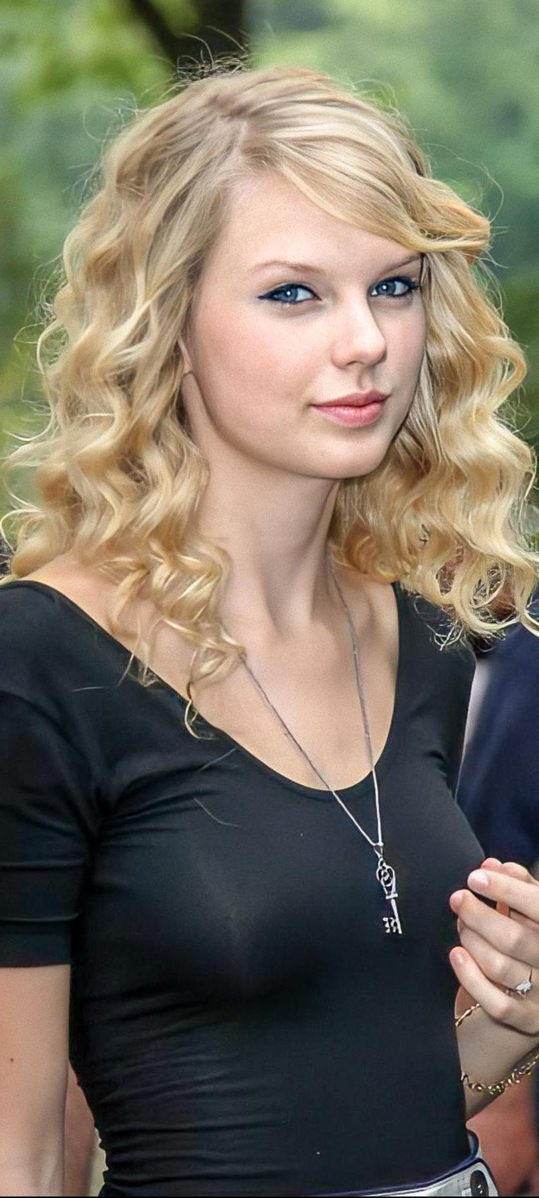 Taylor Swift | Scrolller