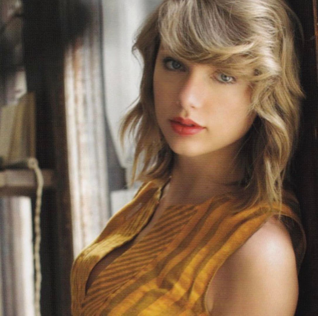 Teasing cleavage | Scrolller